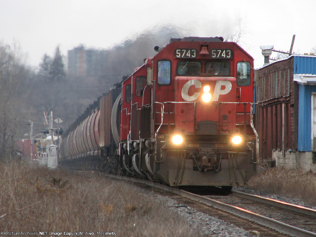 CP 5743 east at Belleville